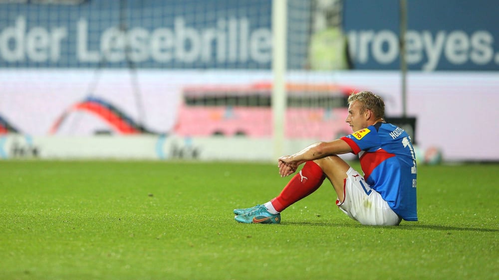 Für Holstein Kiels Timo Becker ist das Fußballjahr gelaufen - kicker