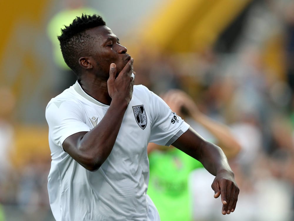 Er schlägt sogar Lucio: Edmond Tapsoba im Porträt - kicker