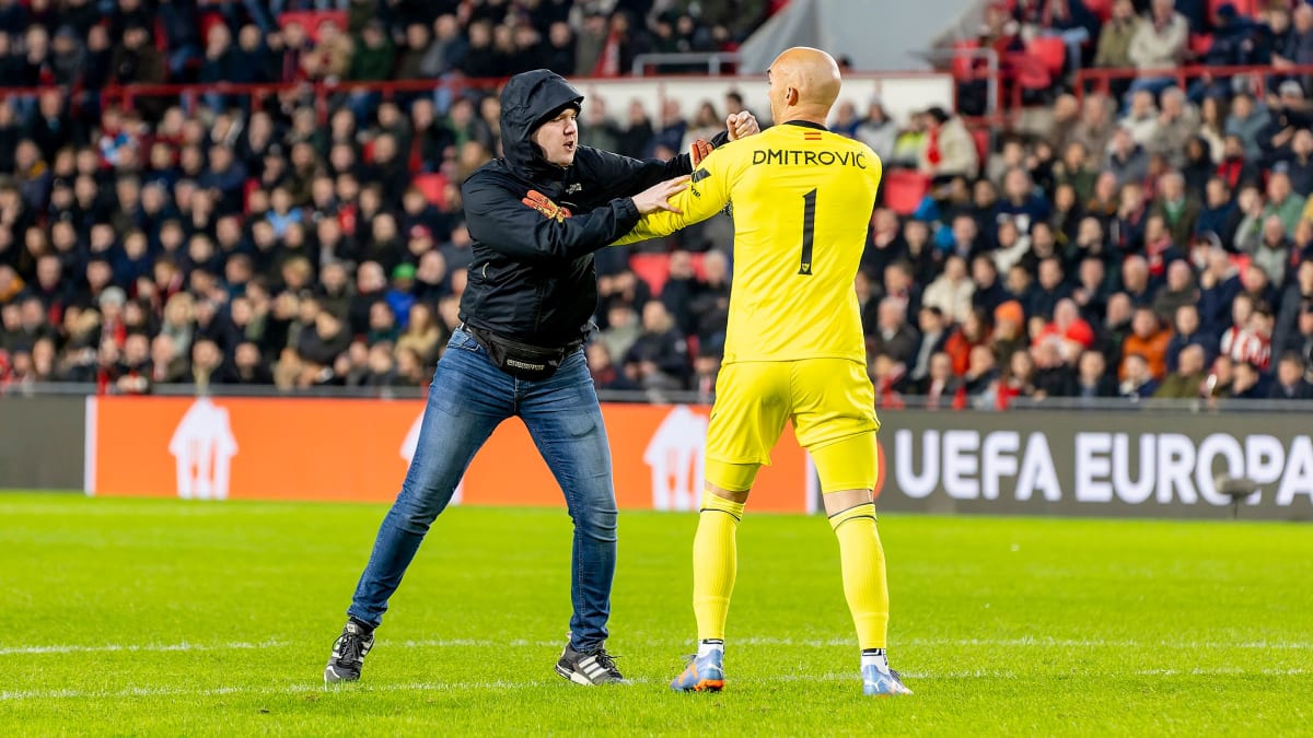 Eindhoven: Zuschauer attackiert Sevilla-Keeper während Spiel - kicker