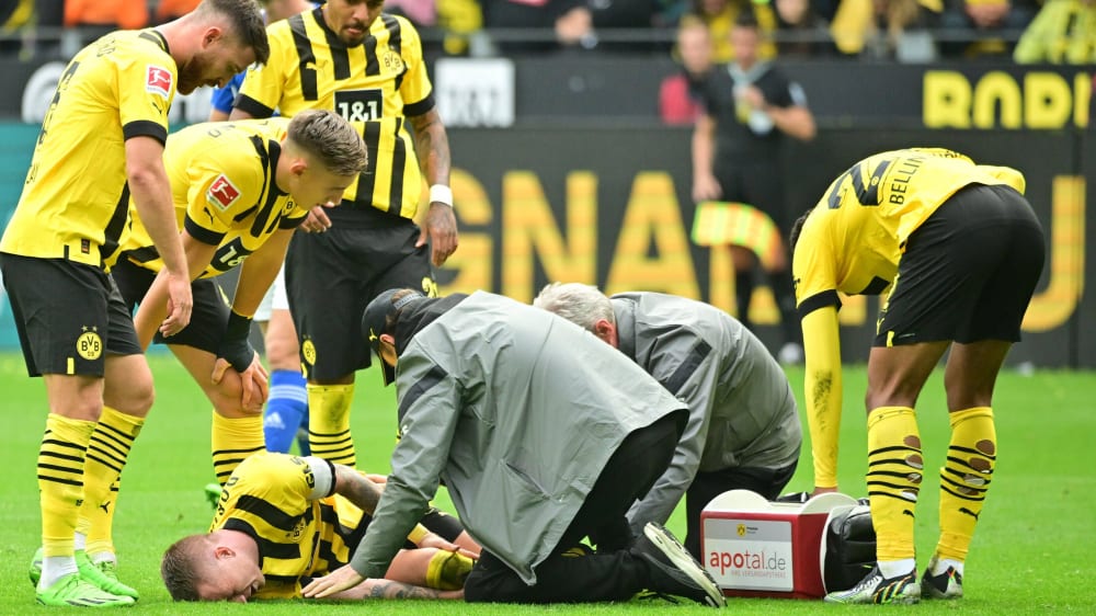 BVB: Marco Reus gegen Schalke 04 verletzt vom Platz getragen - kicker