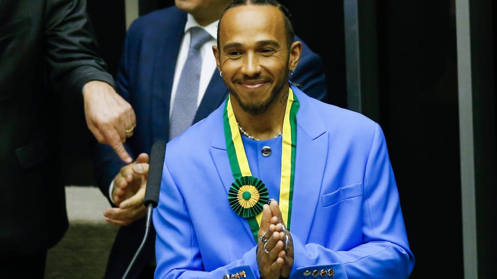 F1-Rekordweltmeister Hamilton besucht Armenviertel in Rio - kicker