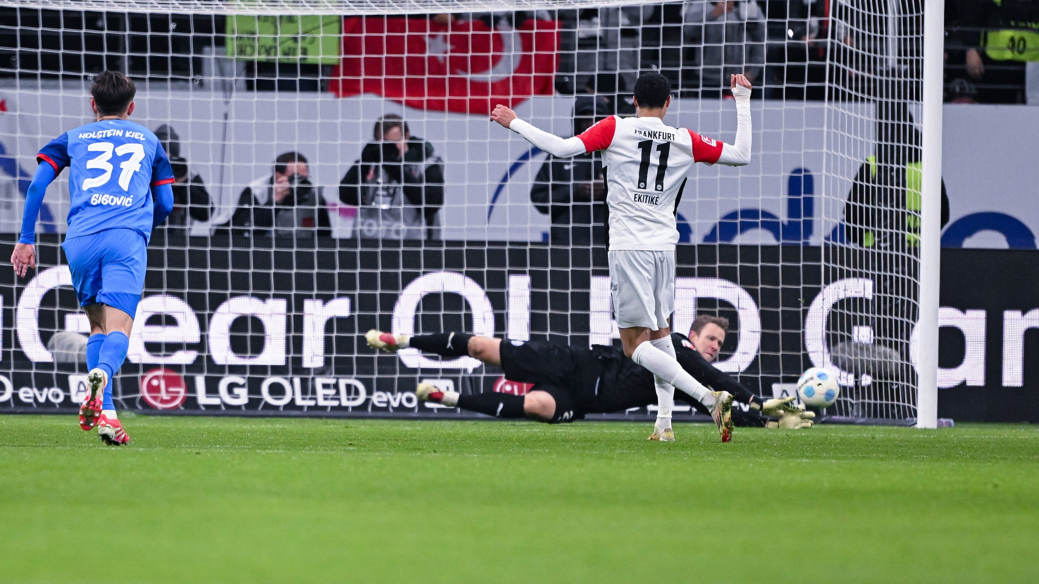 Liveticker | Eintracht Frankfurt - Holstein Kiel 3:1 | 22. Spieltag ...