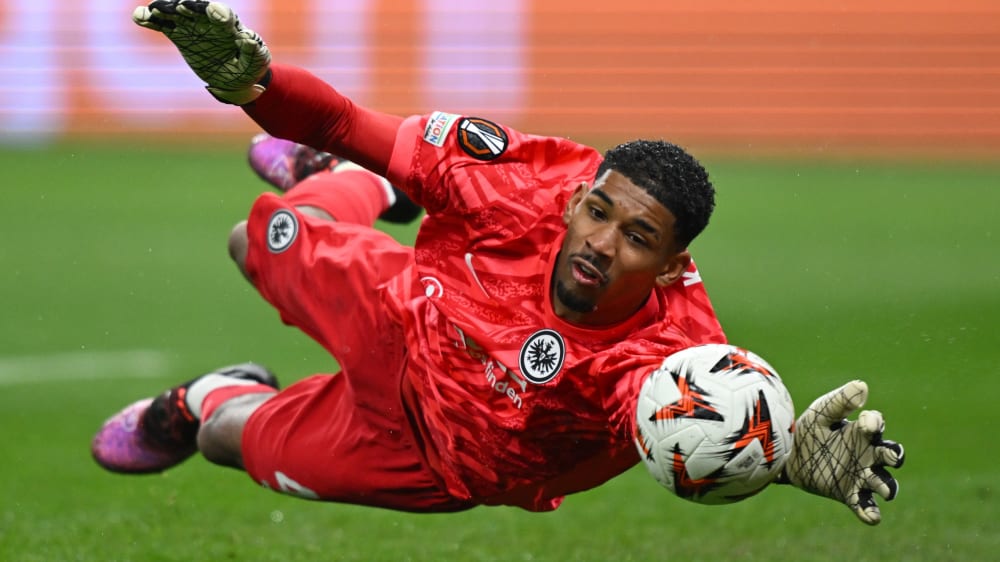 Frankfurts Rückhalt Kaua Santos: Hände wie Pizzateller - kicker