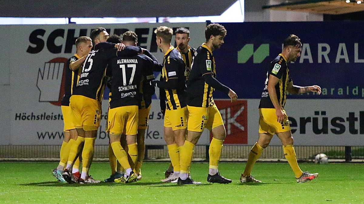 Ekstase tief in der Nachspielzeit: Hanraths stochert Alemannia Aachen zum Sieg | Regionalliga ...