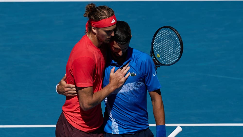 Djokovic verliert ersten Satz und gibt auf: Zverev steht im Finale - kicker