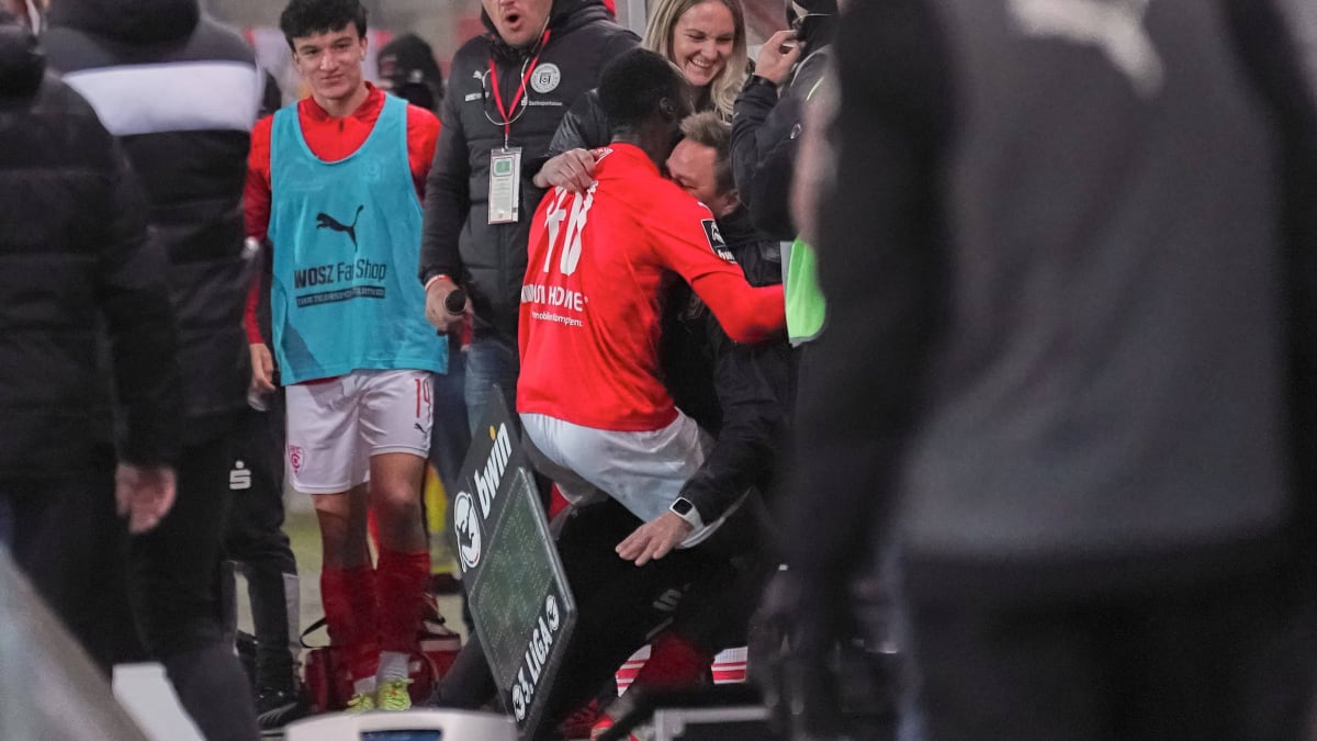 Hallescher FC: Erich Berko bekam Hinweis aus dem Publikum - kicker