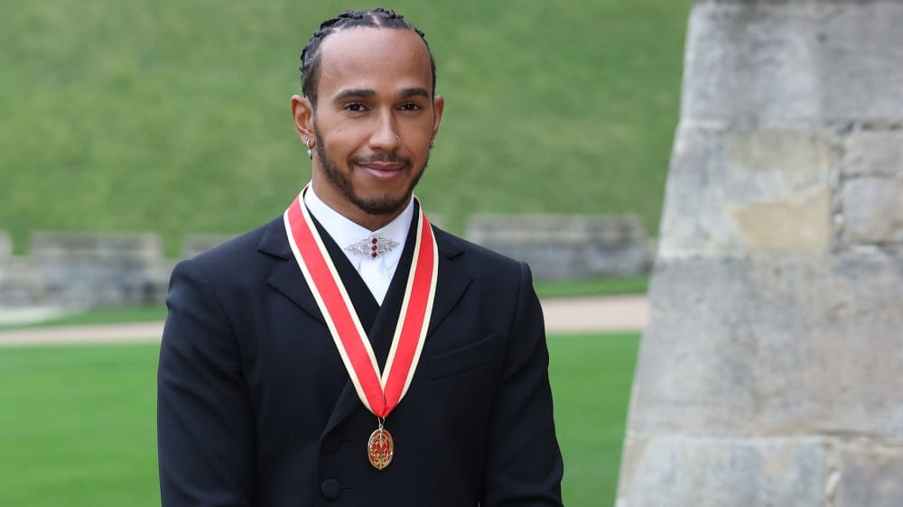 Sir Lewis: Hamilton von Prinz Charles zum Ritter geschlagen - kicker