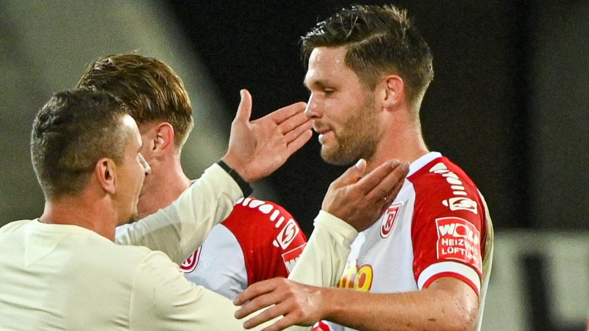 Jahn Regensburg: Endlich wieder ein Sieg - samt Premiere - kicker