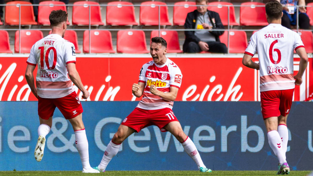 Viet und Kother hieven Regensburg an die Tabellenspitze - kicker