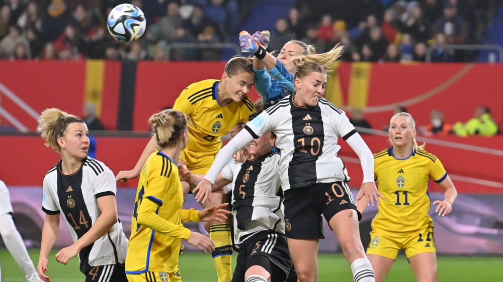 Start ins WM-Jahr: Frohms rettet DFB-Frauen gegen Schweden - kicker