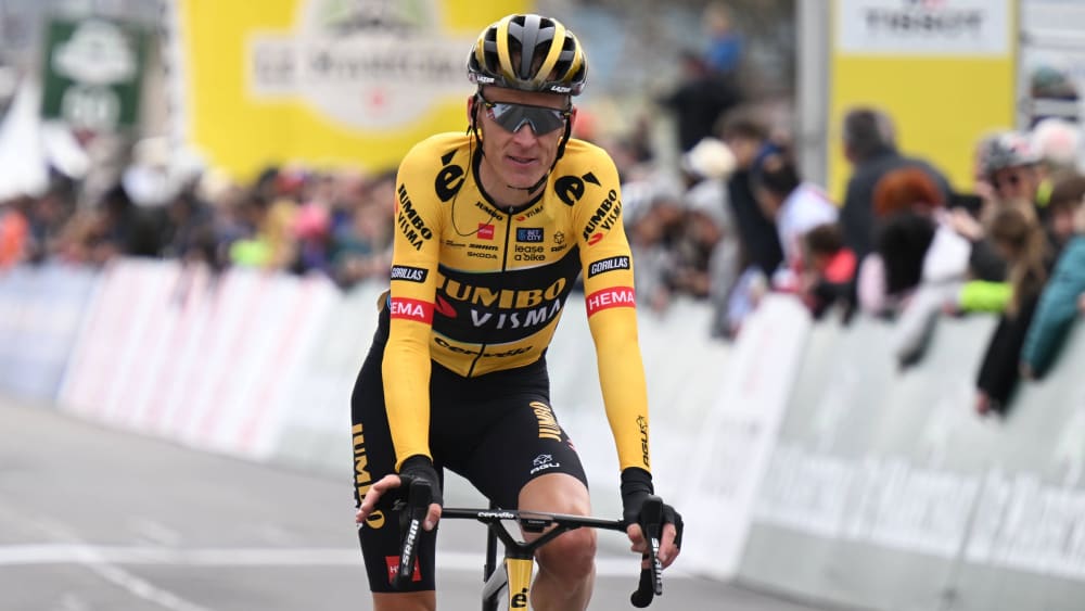 Giro-Favorit Roglic muss auf zwei wichtige Helfer verzichten - kicker