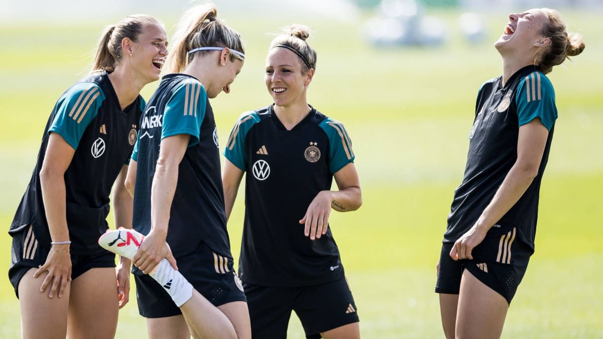 Svenja Huth im Interview: "... dann muss man ein Lied vorsingen" - kicker