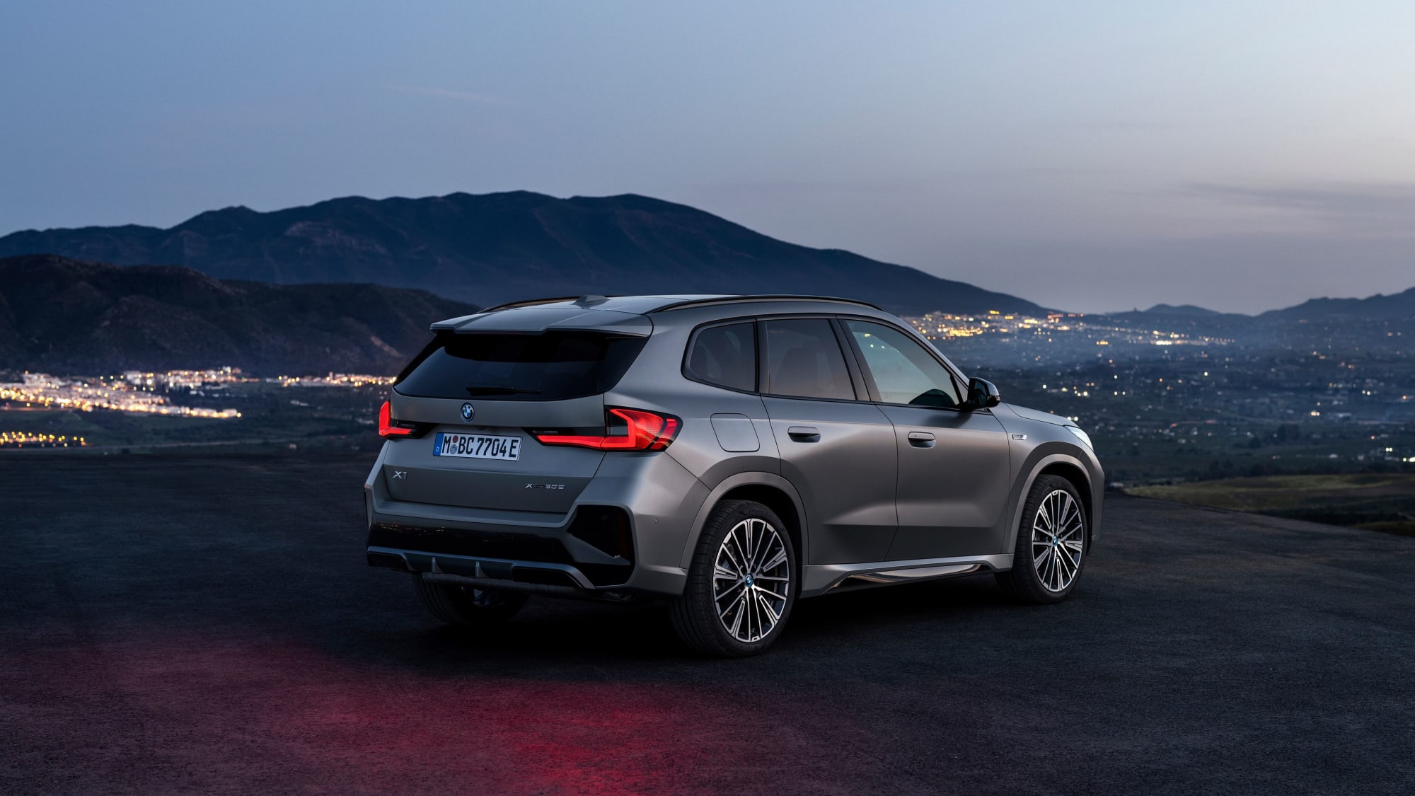 BMW X1 xDrive 30e: Plug-in-Hybrid mit 326 PS und Allradantrieb - kicker