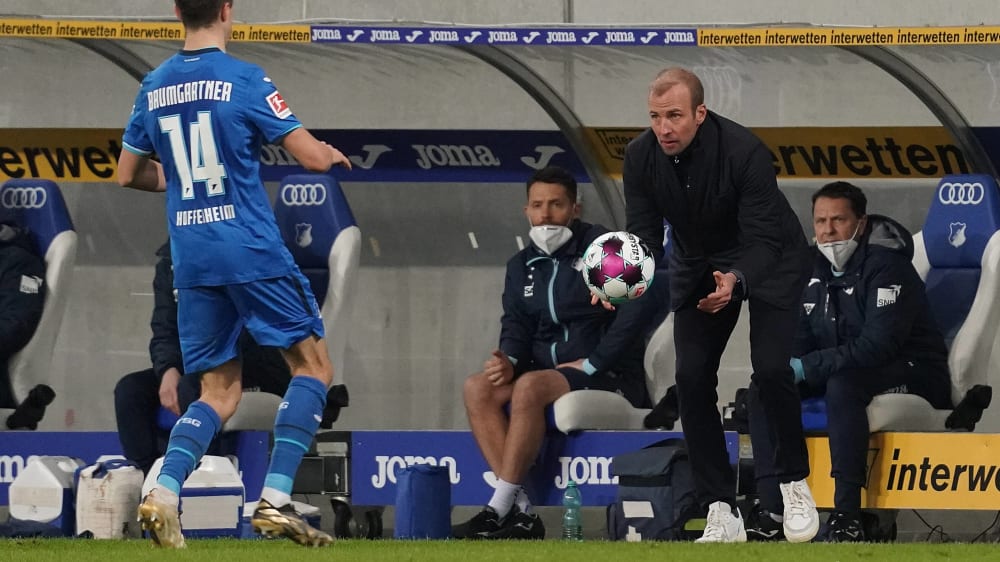 Coach Sebastian Hoeneß stärkt bei der TSG Hoffenheim die Abwehrkräfte ...