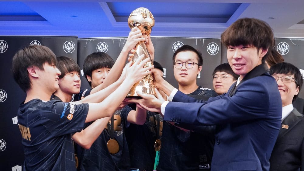 "Historischer Moment": RNG feiert Titel-Verteidigung - kicker