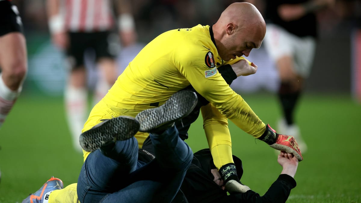 Nach Attacke auf Sevilla-Keeper: Haftstrafe für Eindhoven-Fan - kicker