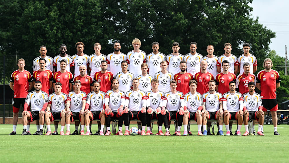 WM 2026: DFB bittet zum Teamfoto und Urbig sorgt für Novum - kicker