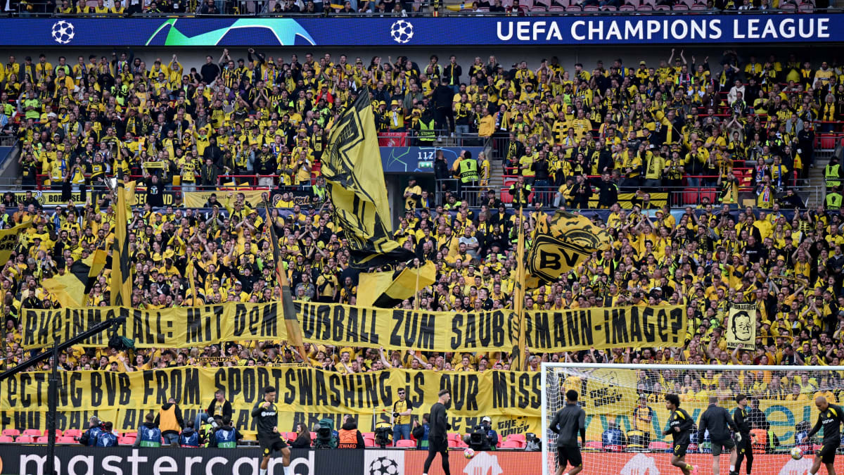 Banner der BVB-Fans in Wembley gegen Rheinmetall-Deal - kicker