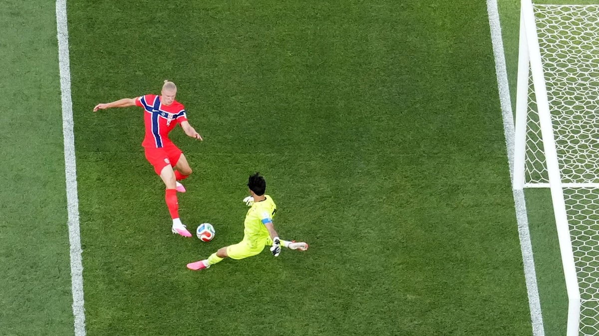 Tor mit dem Knie: Haaland nutzt dicken Irak-Patzer | WM - Match-Clip by ...