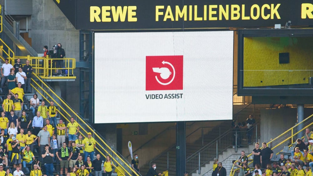 IFAB will VAR-Entscheidungen live im Stadion und im Fernsehen zeigen ...