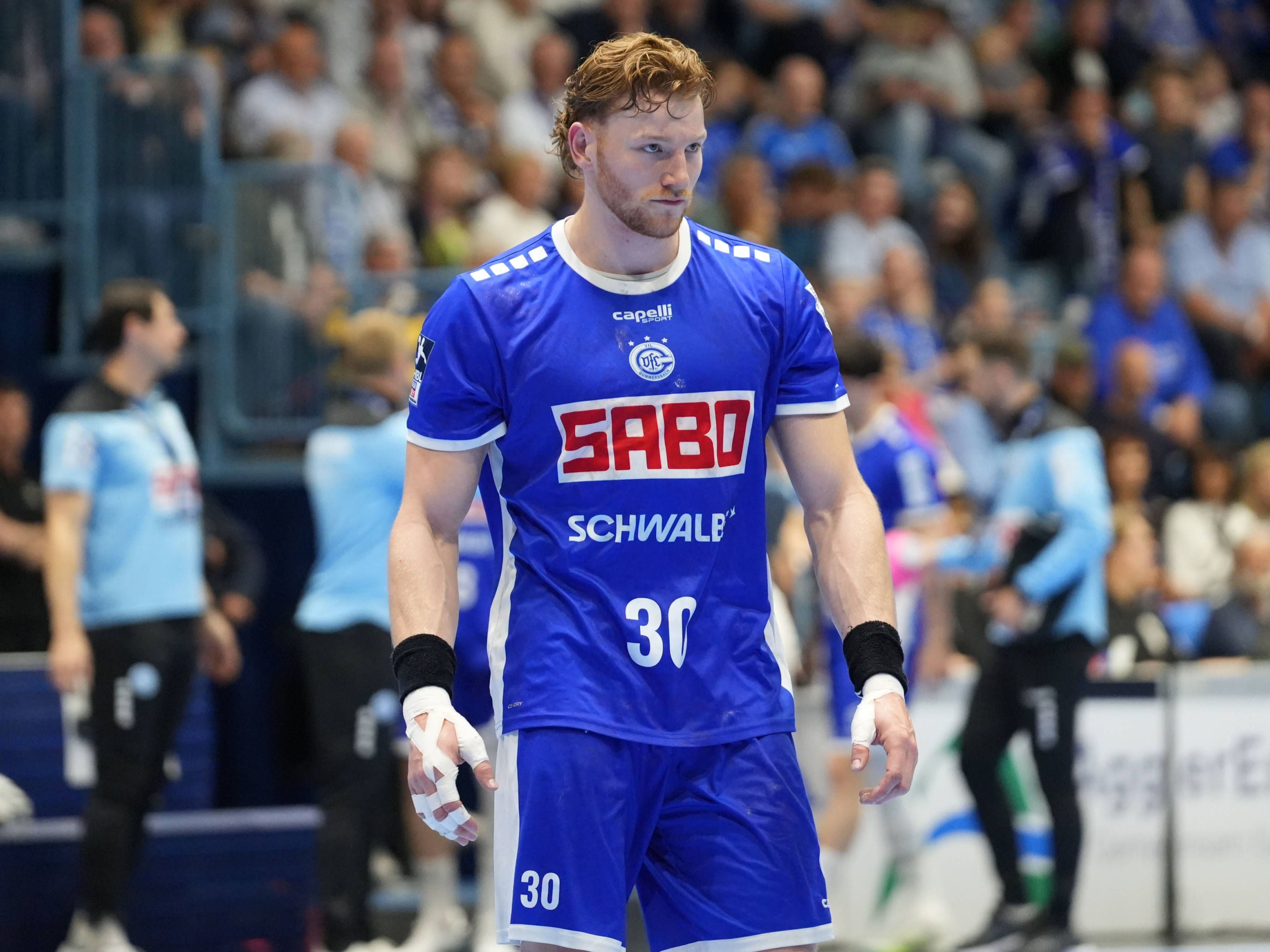 Tom Kiesler als zwölfter Spieler in "Blue Man Group" der Handball ...