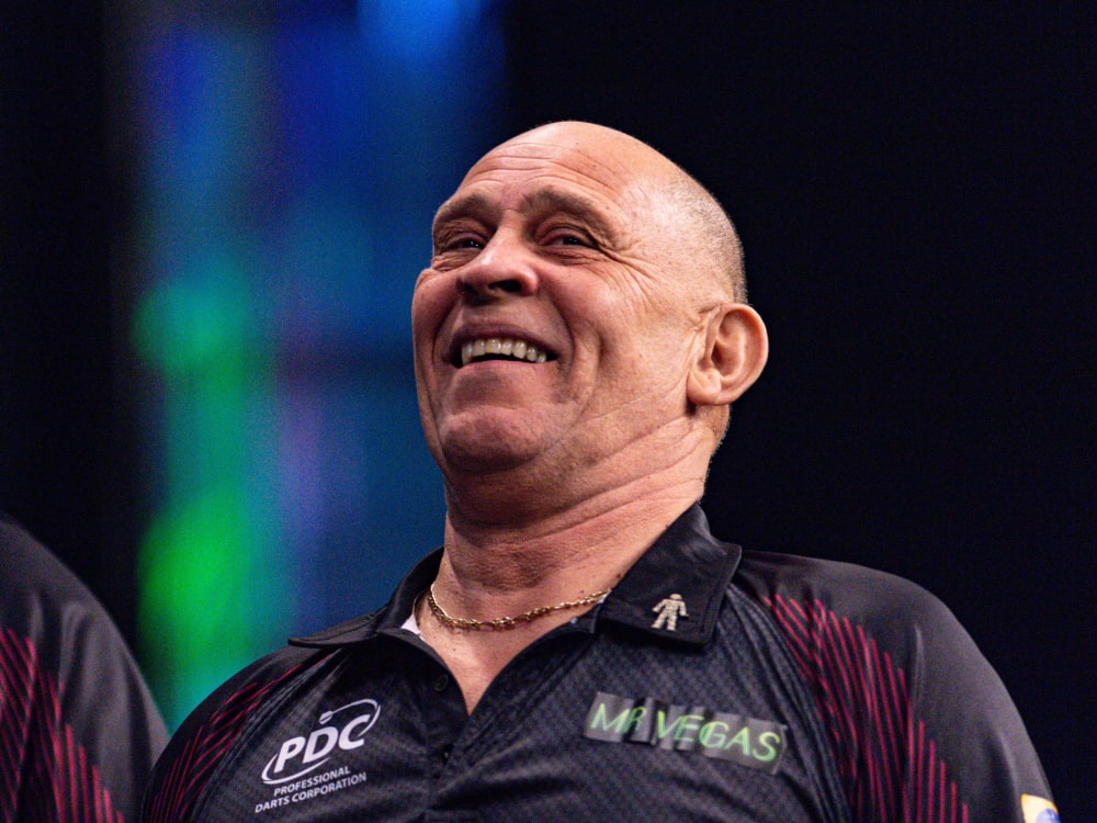 "Onehuuuundredandeeeeeiiightyyy": Eine Ode an Darts-Legende Russ Bray ...