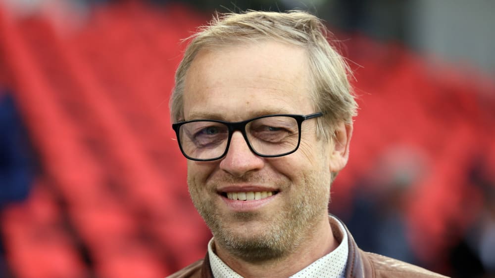 SC Freiburgs Sportdirektor Hartenbach im Interview - kicker