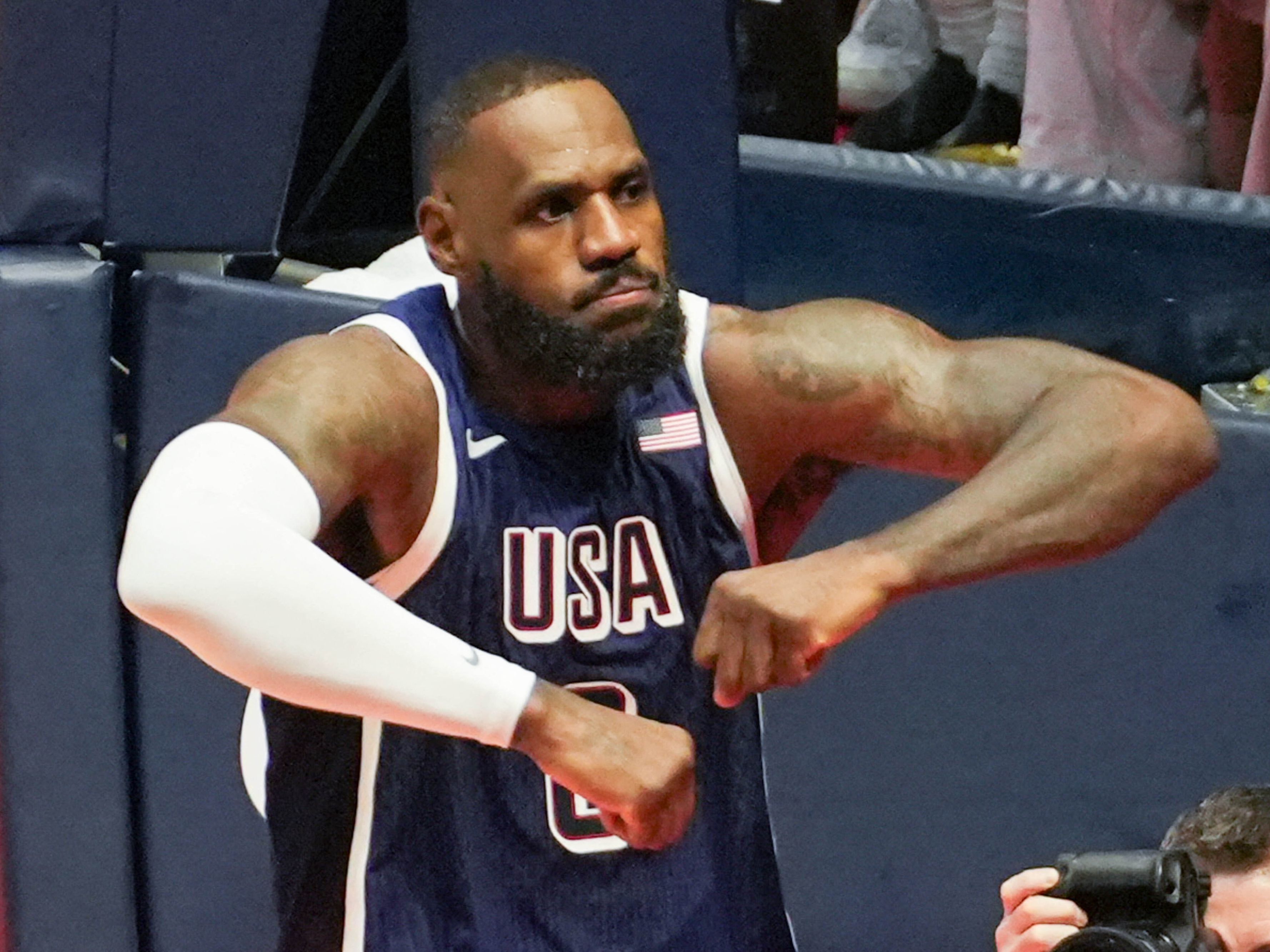 Olympia 2024: Basketball-Star James trägt die Fahne der USA ...