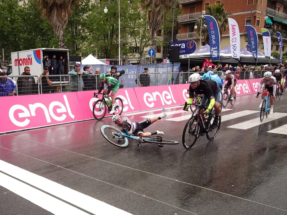 Hund bringt Topfavorit Evenepoel zum Sturz - Chaotisches Finale - kicker