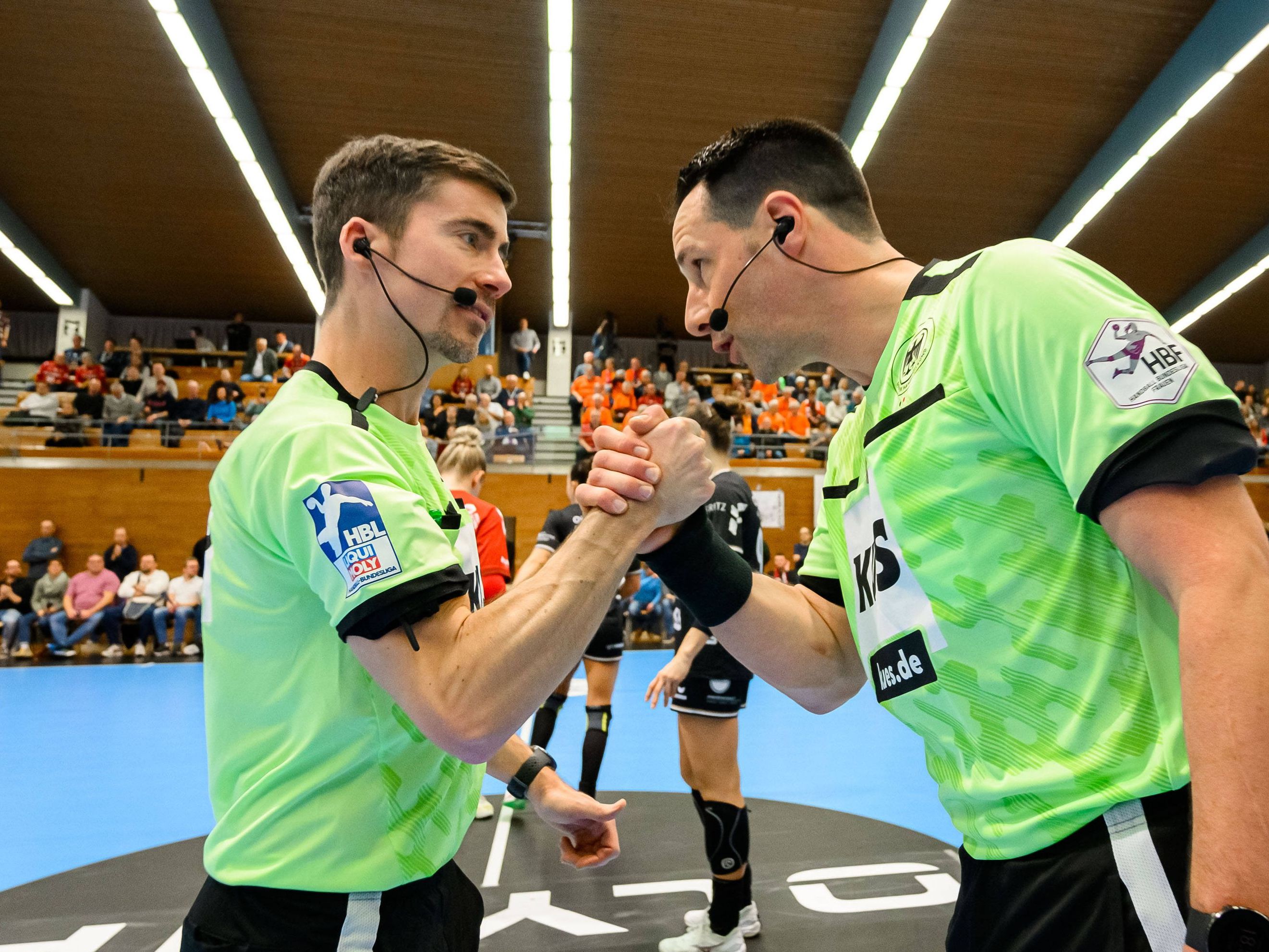 Schiedsrichter-Wechsel bei Wiederholungsspiel der 2. Handball ...