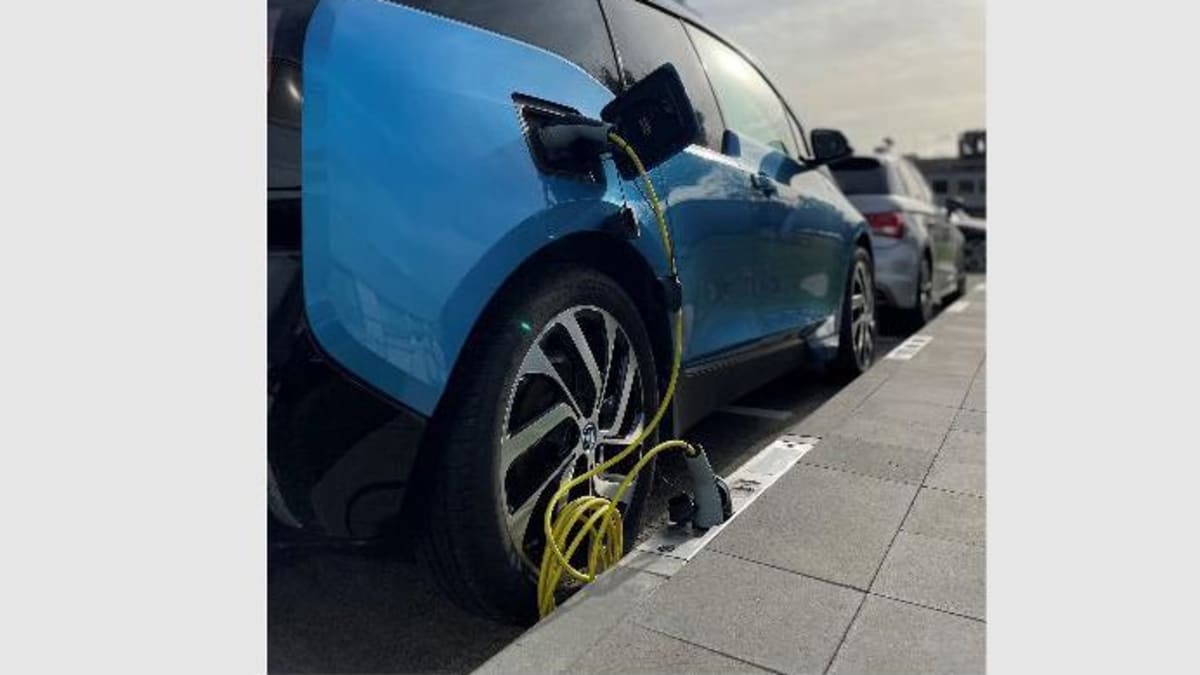 Wird der Bordstein bald zur Ladestation? - kicker