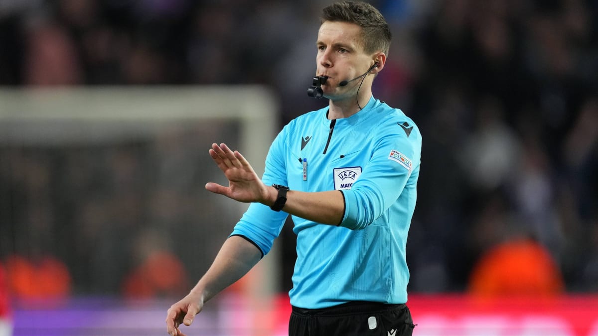 FIFA-Schiedsrichter Siebert leitet Pokalfinale zwischen Leipzig und ...