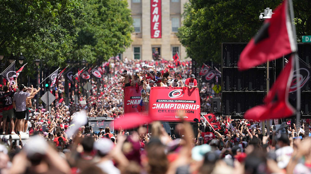 Konfetti-Parade: Stanley-Cup-Sieger Carolina feiert den Titel - kicker