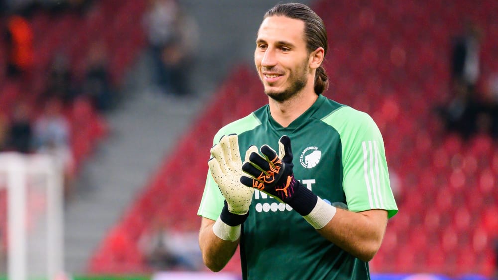 VfL Wolfsburg verpflichtet Torhüter Kamil Grabara - kicker