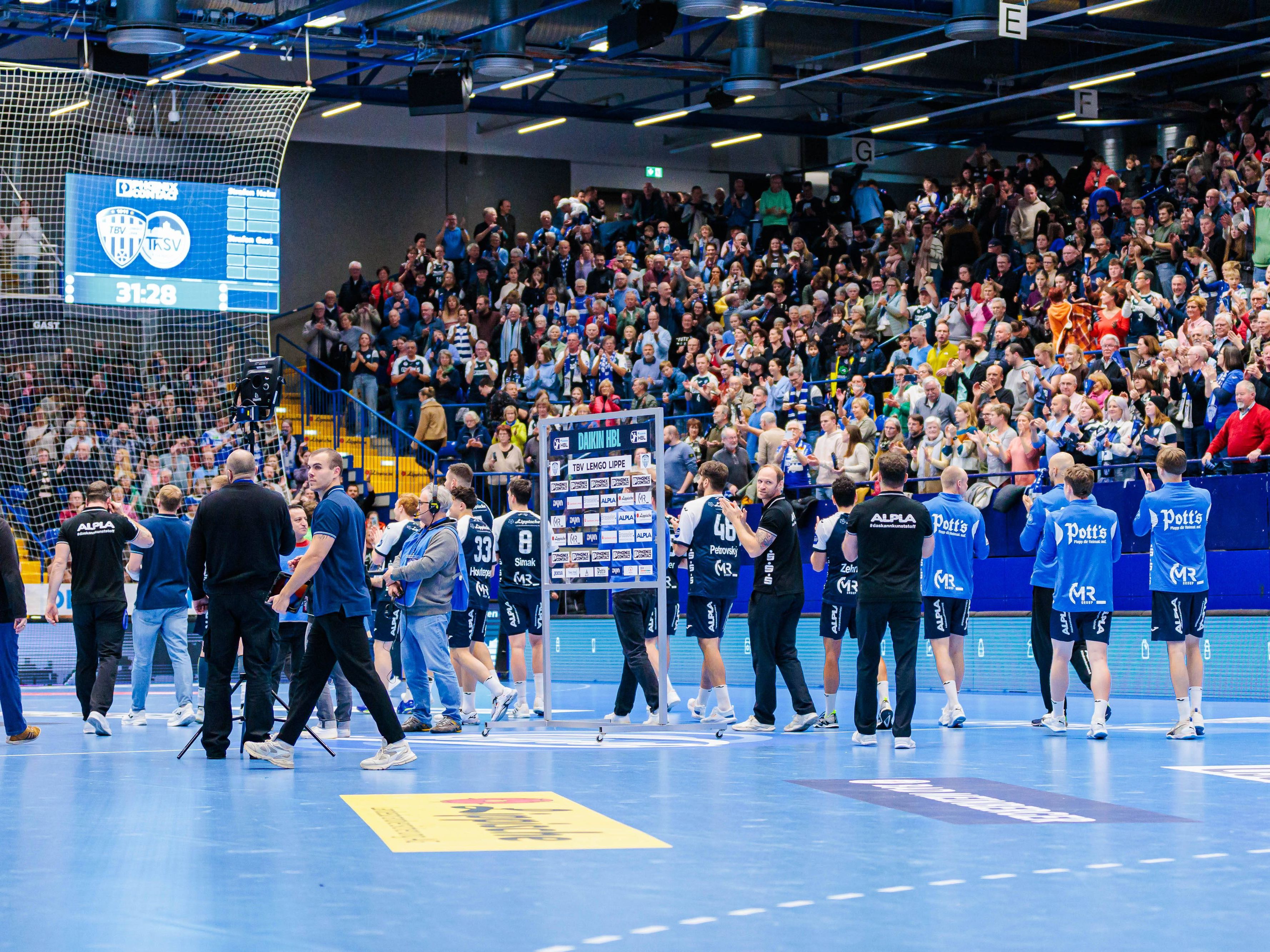 Handball-Fans tragen TBV Lemgo Lippe gegen ThSV Eisenach "60 Minuten ...