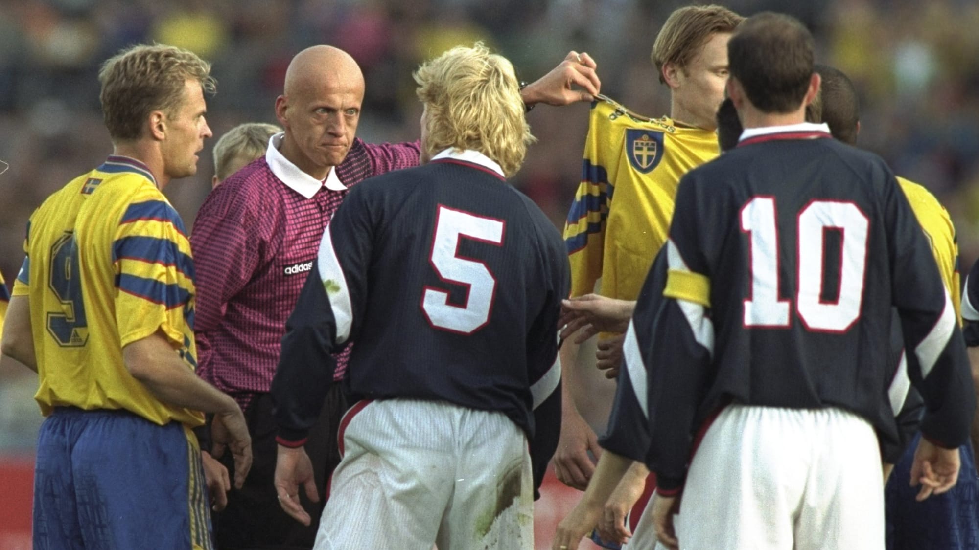 Sein Blick machte ihn zum Star: Pierluigi Collina wird 60 - kicker ...