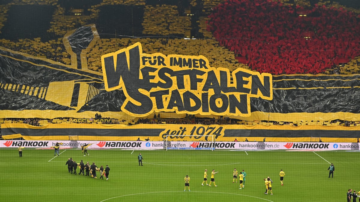 Borussia Dortmund: Fans mit Botschaft vor Konzernzentrale - kicker