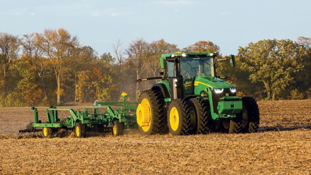 Autonomer Traktor von John Deere: Ohne Fahrer durch die Furchen - kicker