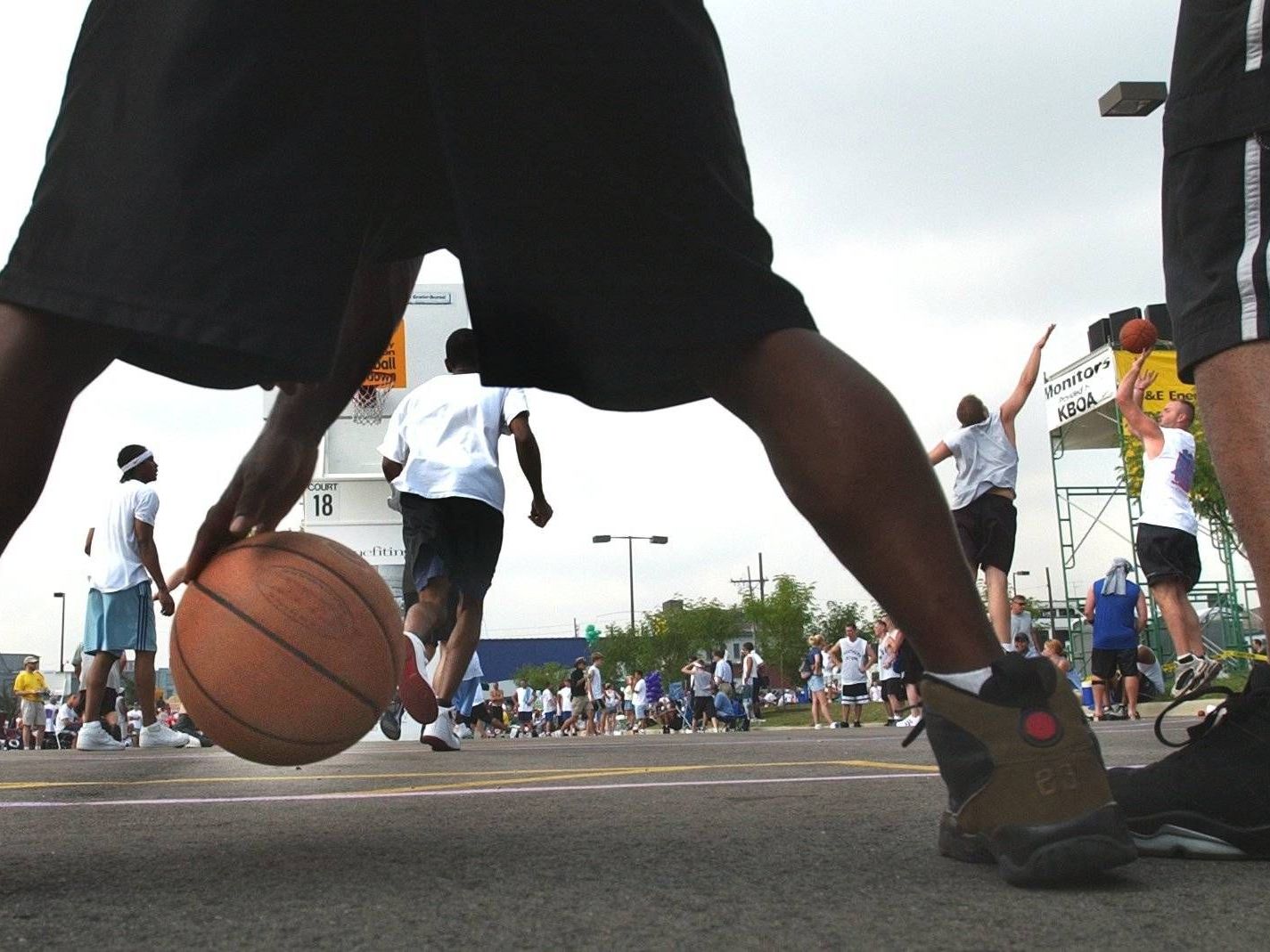Aus den Ghettos in die Popkultur: Wie Streetball die NBA revolutioniert ...
