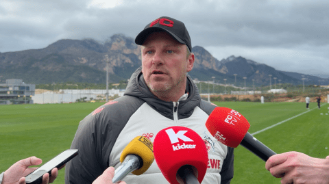 Kwasniok bemängelt Hingabe und spricht über Simpson-Pusey | Neuzugang ...