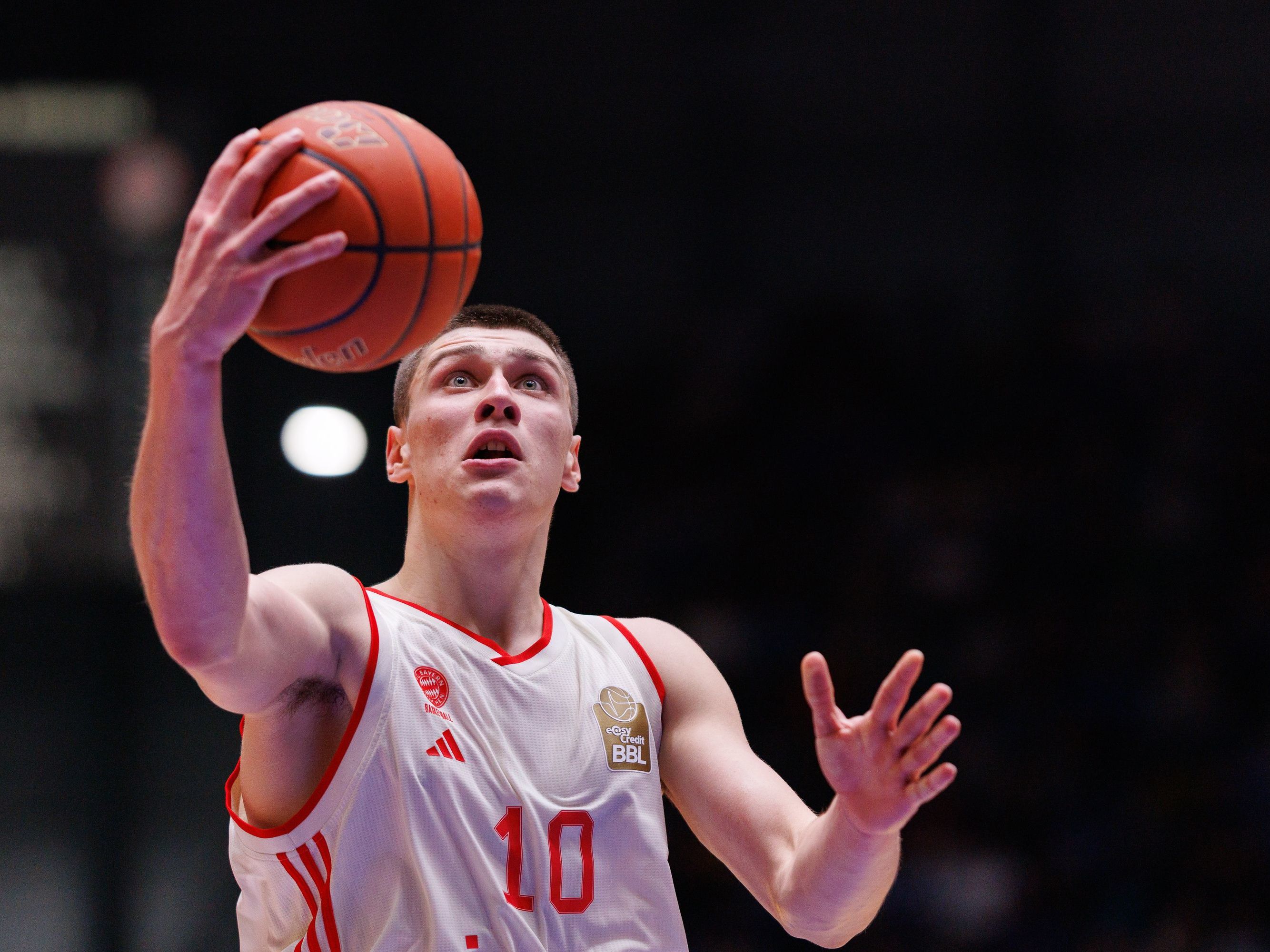 Der einzige Basketballer auf dem Bayern-Campus: Ivan Kharchenkov spielt ...