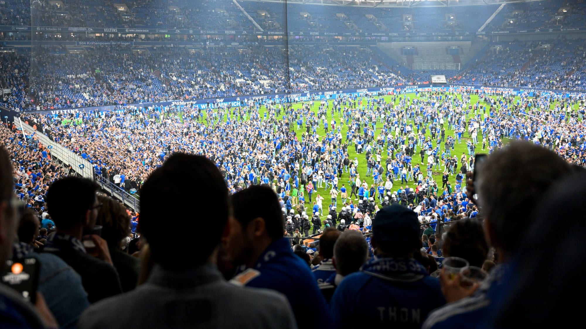 Wilde Ekstase: So feiert Schalke den Aufstieg - kicker