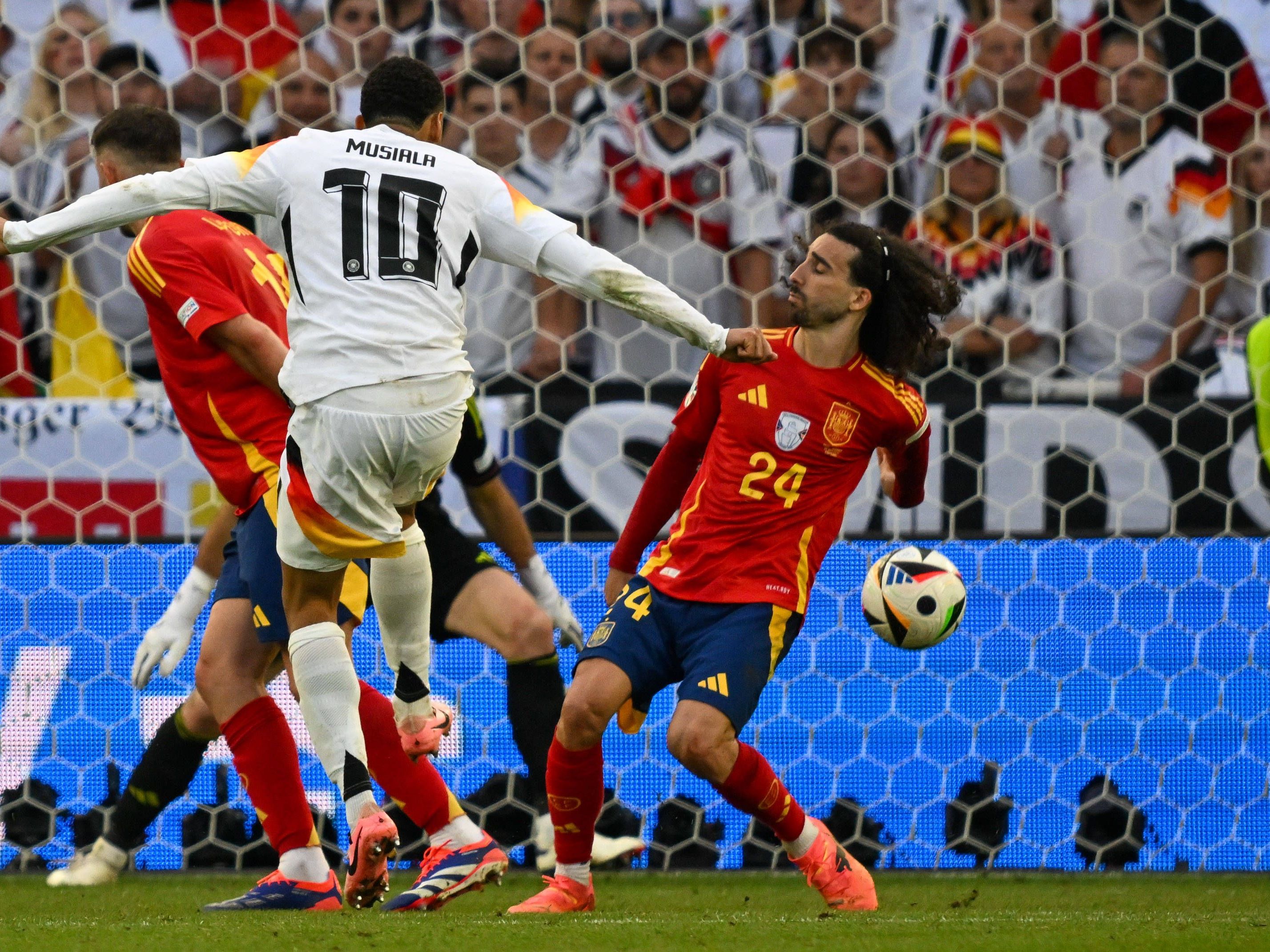 Meme nach Deutschland-Aus: Fußballer Marc Cucurella ins Handball-Tor ...