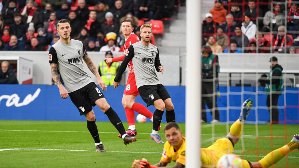 Flekken pariert, Lienhart entscheidet: Freiburg besiegt FCA - kicker