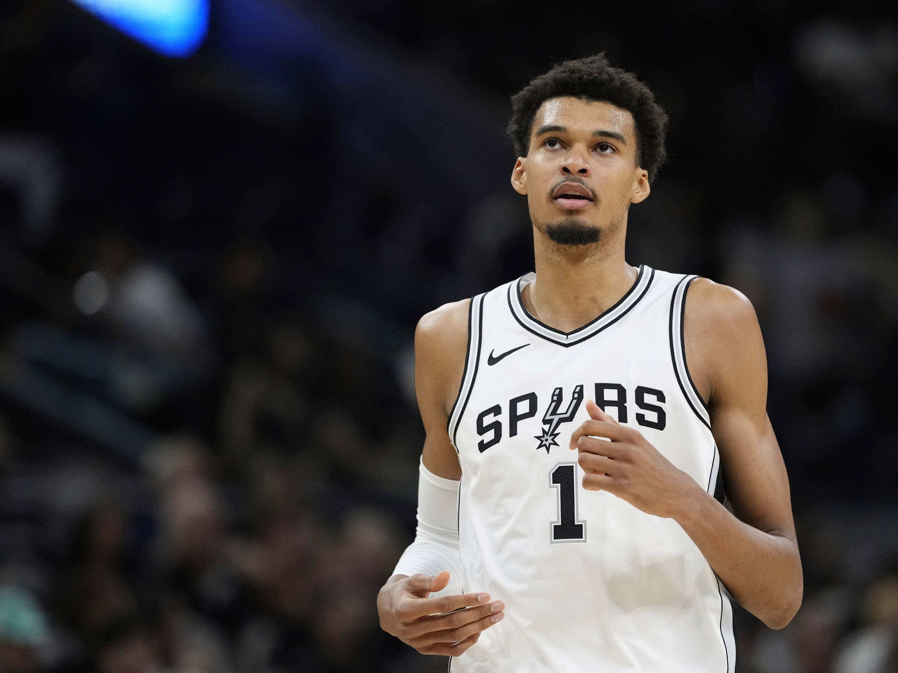 NBA: Wemby räumt "Alle Fünfe" ab - "Muss meine Ansprüche erhöhen ...