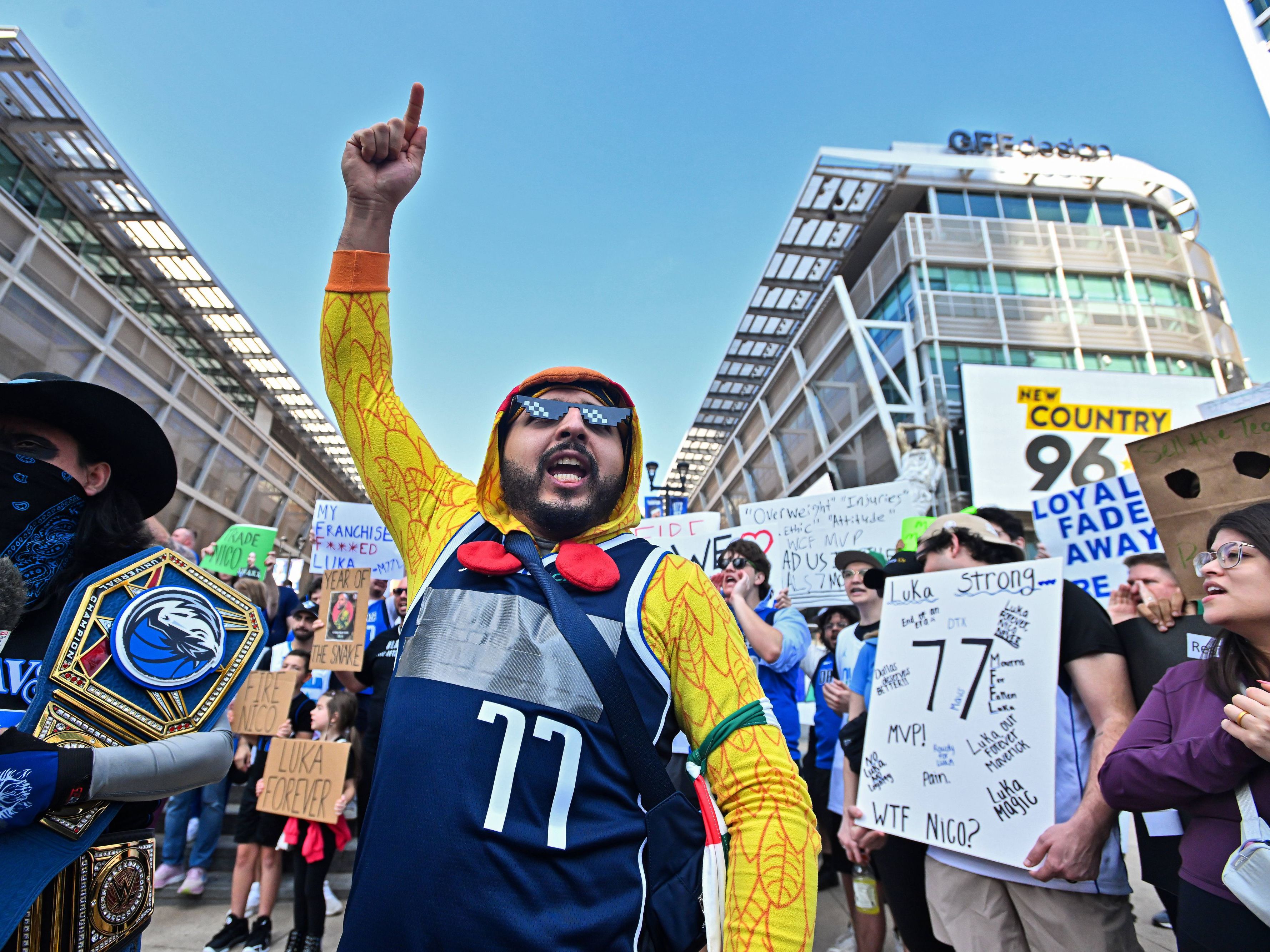 NBA - "Fire Nico"-Plakate und Proteste in Dallas: Mavericks werfen Fans ...