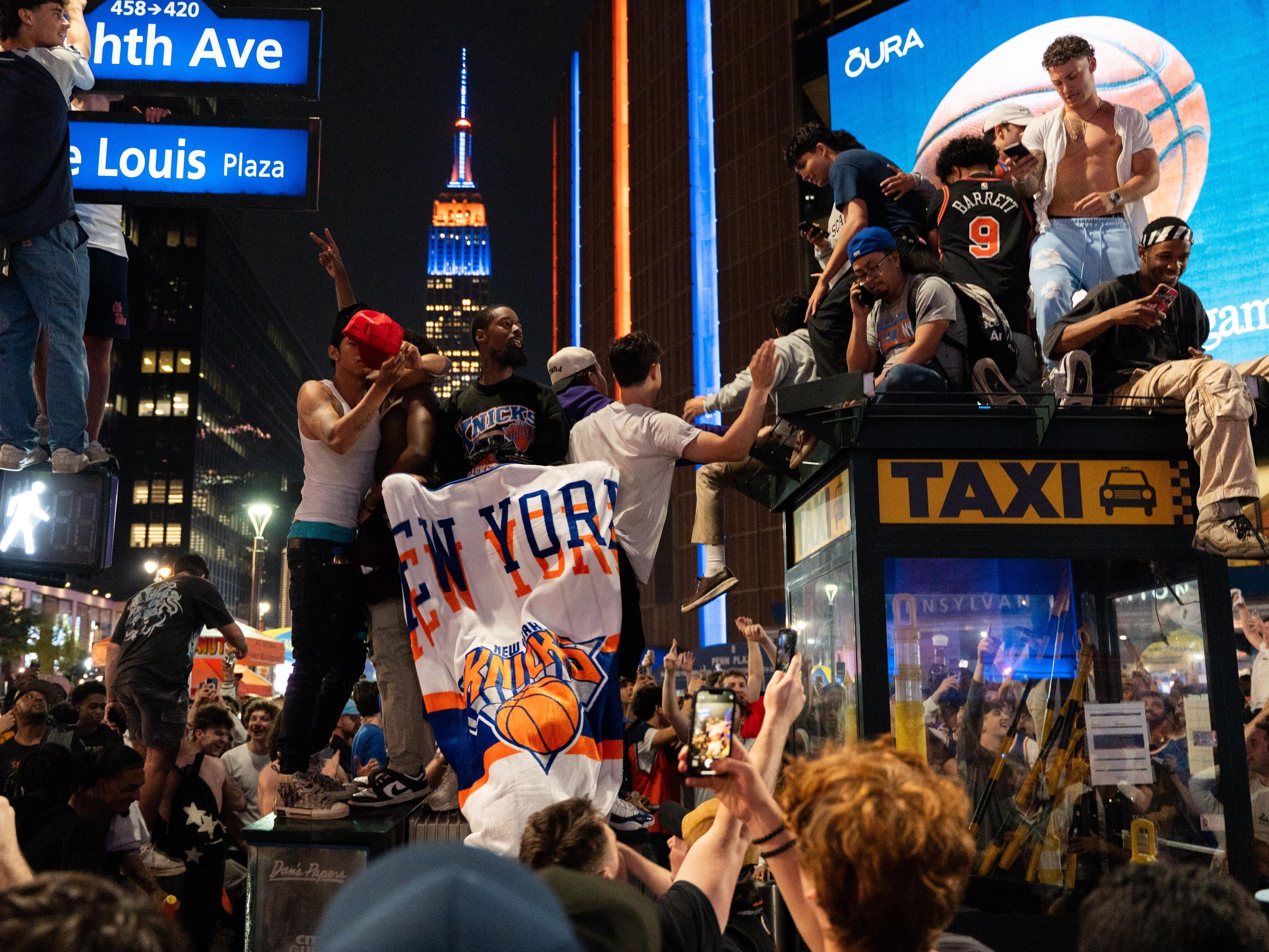 NBA: Fans auf Laternen, Straßen rappelvoll: Ausnahmezustand in New York nach Knicks-Sieg ...