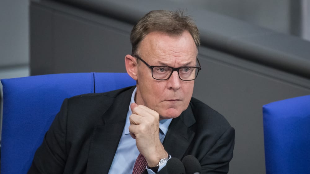 Thomas Oppermann: "Profifußball muss sich auf seine Wurzeln besinnen ...