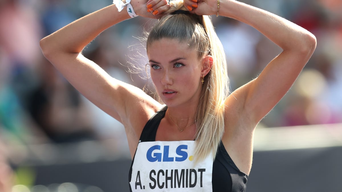 Läuferin Alica Schmidt freut sich über drei Millionen Abos - kicker