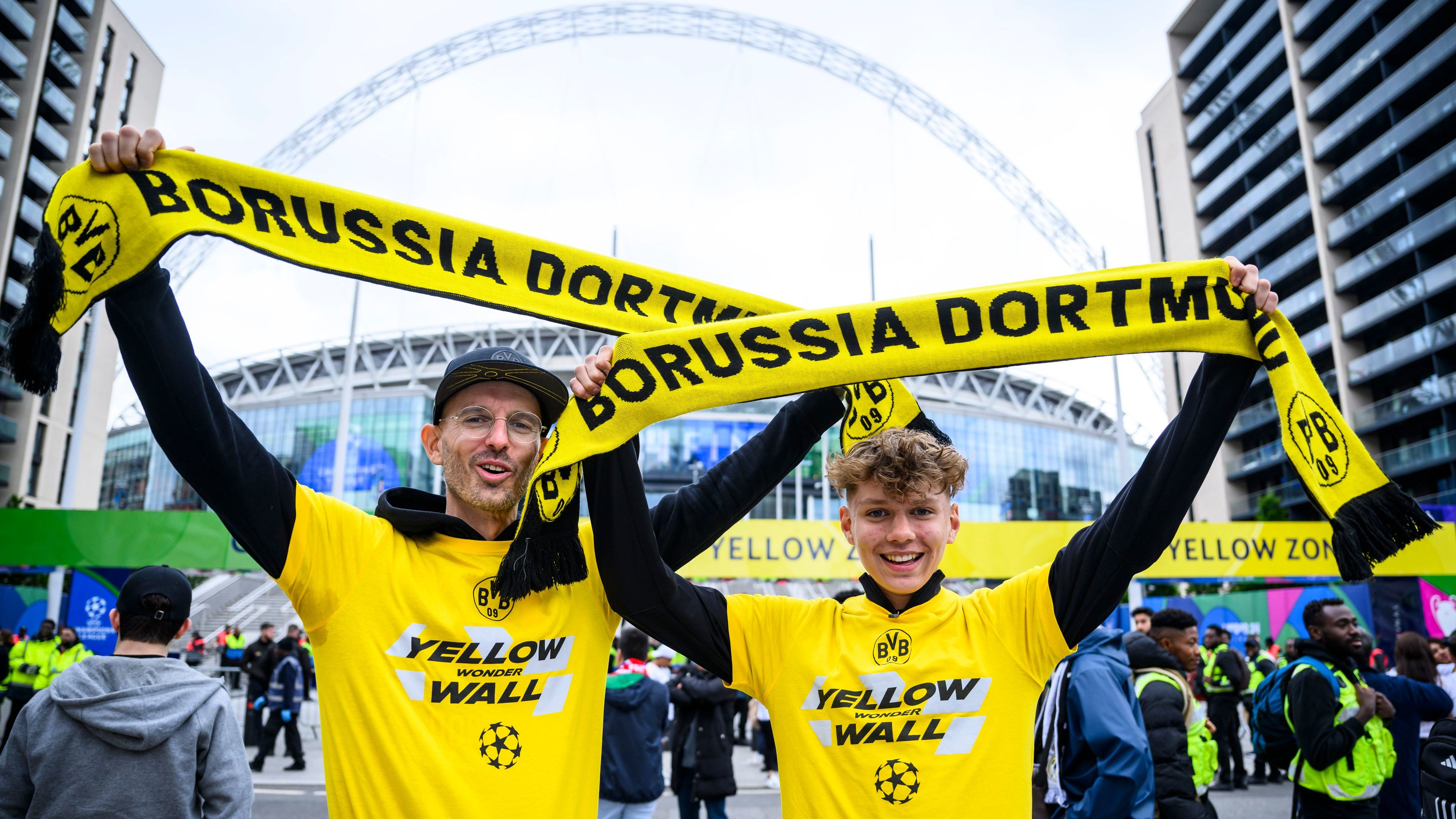 Banner der BVB-Fans in Wembley gegen Rheinmetall-Deal - kicker